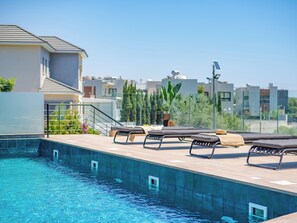 Apartamento, 1 quarto, varanda, vista para a piscina | Terraço com espreguiçadeiras