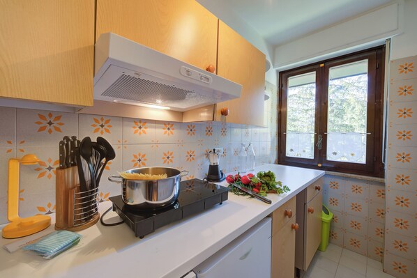 Estúdio Standard, vista para a montanha (Il Nido di Elda (few steps from) | Cozinha privada | Um frigorífico, um micro-ondas, uma placa de cozinha