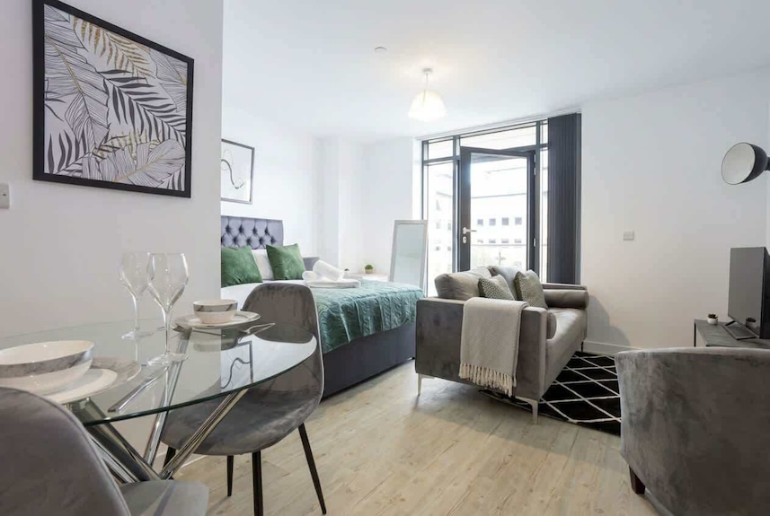 Bright Manchester Studio Apartment With Balcony - Manchester