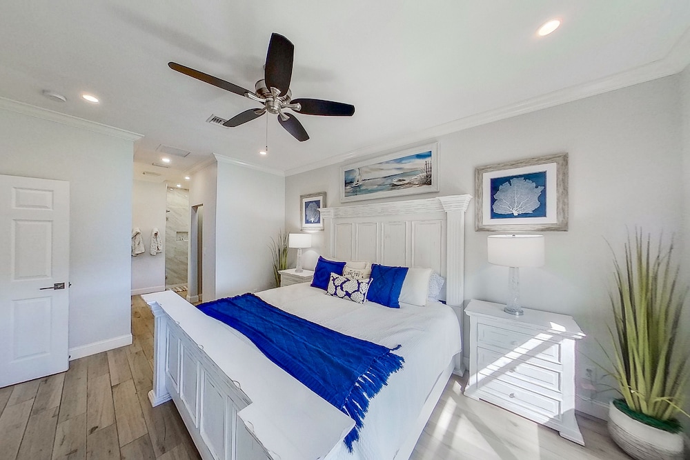 Elegant, Dog-friendly Home With Hot Tub, Sauna, Enclosed Sunroom, & Washer/dryer - Bonita Springs, FL