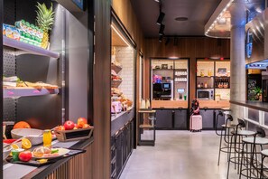 Pequeno-almoço continental diário mediante uma taxa 