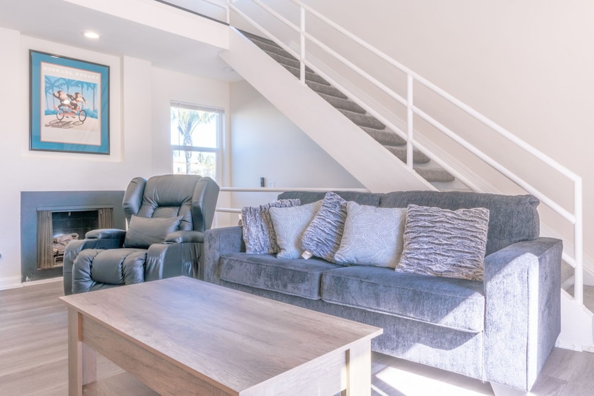 Beach Townhouse-6 Beds 2 Bath 1/2 Block To Beach Park-garage-spa-dog Friendly-ac - San Diego, CA