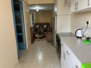 Apartamento | Cozinha privada | Um frigorífico, um micro-ondas, um forno, uma placa de cozinha