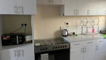 Apartamento | Cozinha privada | Um frigorífico, um micro-ondas, um forno, uma placa de cozinha