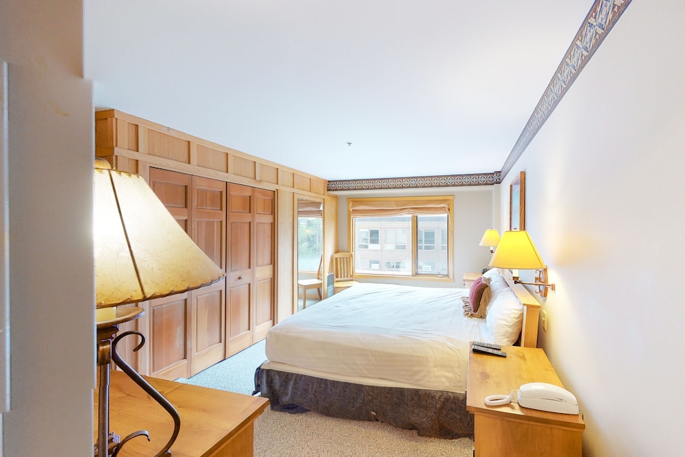 Ski-in/out Condo With Mountain Views, Pool, Hot Tub, Sauna, Gym & Fireplace - Montana