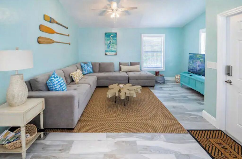 Spacious Family Getaway W/ Pool, 5 Min To Beach, Dining & Shops! - Riviera Beach, FL