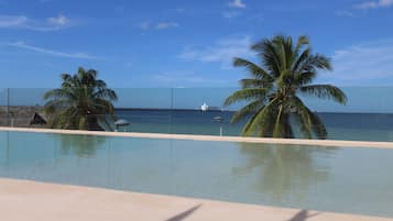 Piscina externa, espreguiçadeiras