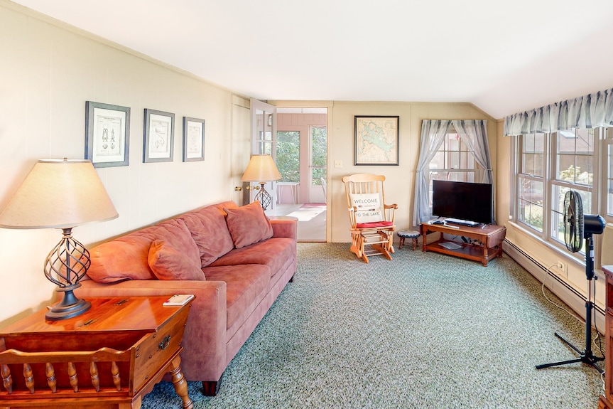 Dog-friendly Waterfront Cottage With Private Dock, Community Beach, Grill, W/d - Lake Winnipesaukee, NH