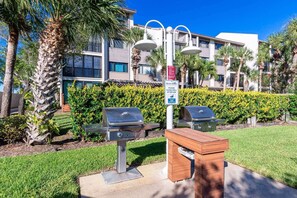 Apartamento em Condomínio Fechado (Siesta Dunes Modern First Floor End U) | Exterior
