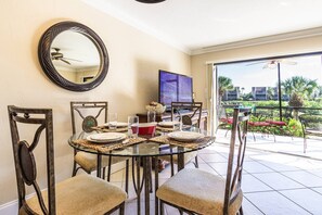 Apartamento em Condomínio Fechado (Midnight Cove II by the Docks- First ) | Exterior