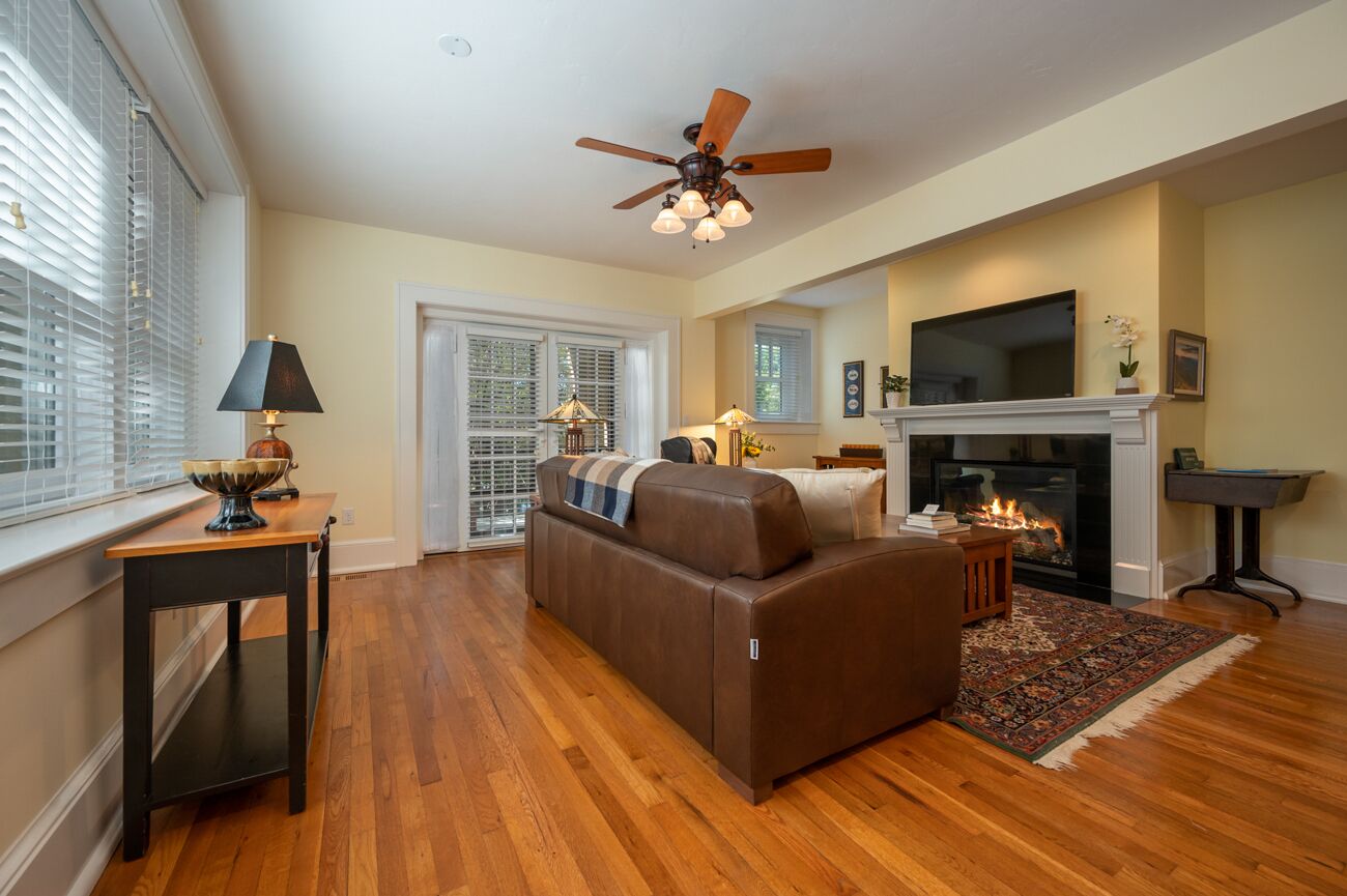 Minette's Downtown Condo | Historic Spot In Downtown Hendersonville - Hendersonville, NC