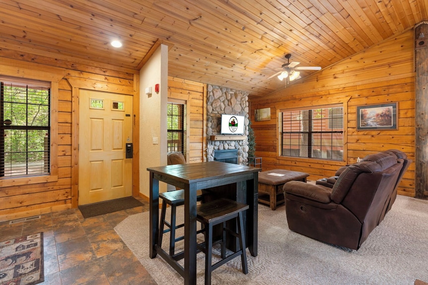 Fantastic Cabin With Fireplace And Whirlpool Tub - 2 Min To Aquarium! - Branson, MO