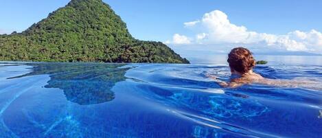 2 piscinas exteriores, toldos gratuitos, espreguiçadeiras