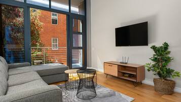 Apartamento superluxo | Área de estar | TV de tela plana 48 polegadas com canais a cabo, TV, Netflix