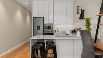 Apartamento superluxo | Cozinha privada | Geladeira, micro-ondas, fogão, cooktop