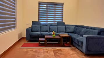 Quarto Duplo Deluxe | Sala de estar | Televisor LCD de 32 polegadas com canais por cabo, televisor