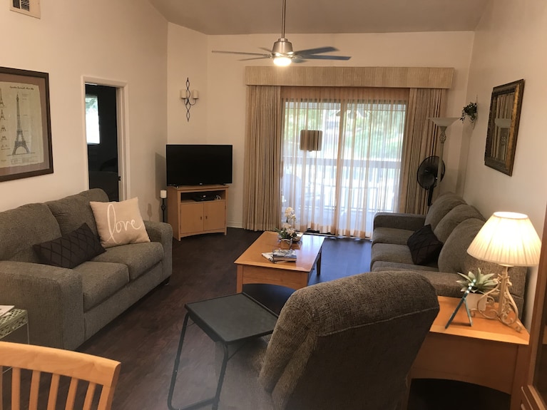 Quiet Condo Near Orlando Airport: Easy Access To Orlando Fun Spots! - Orlando, FL