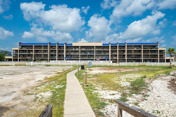Gone Coastal | Pet Friendly + Lighted Fishing Pier - Rockport, TX
