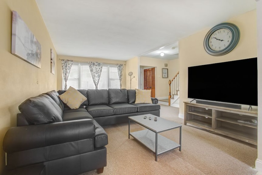 Lovely 3 Bedroom Apartment With Full Kitchen, Dr/4 Beds/1.5bathroom - Brooklyn