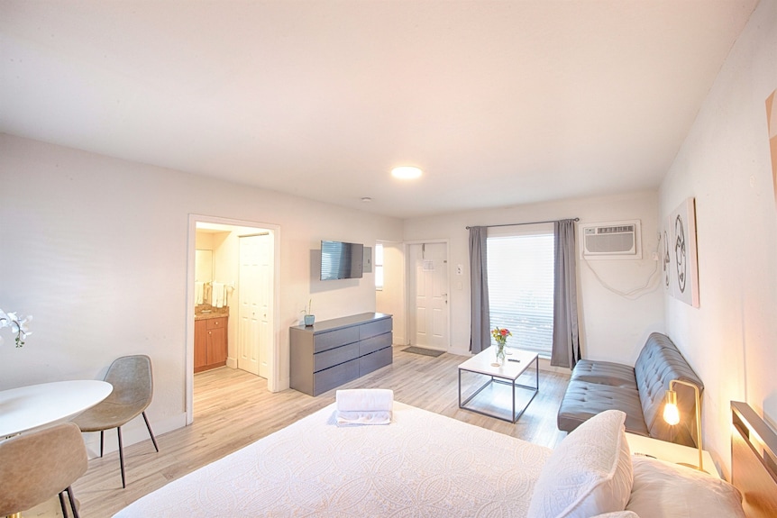 Beach Studio 112 Pet Friendly | Sleeps Up To 3 - Deerfield Beach, FL