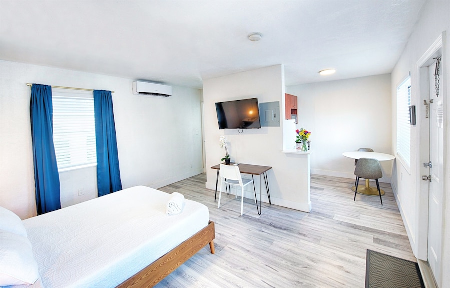 Island Studio 108 W/pool View 482 Feet To Beach - Deerfield Beach, FL