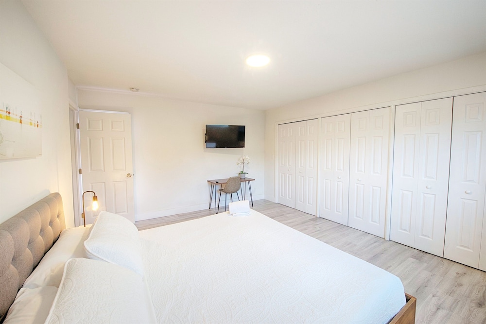 Large 1br King Bed 204 | Pool View Sleeps Up To 4 - Deerfield Beach, FL