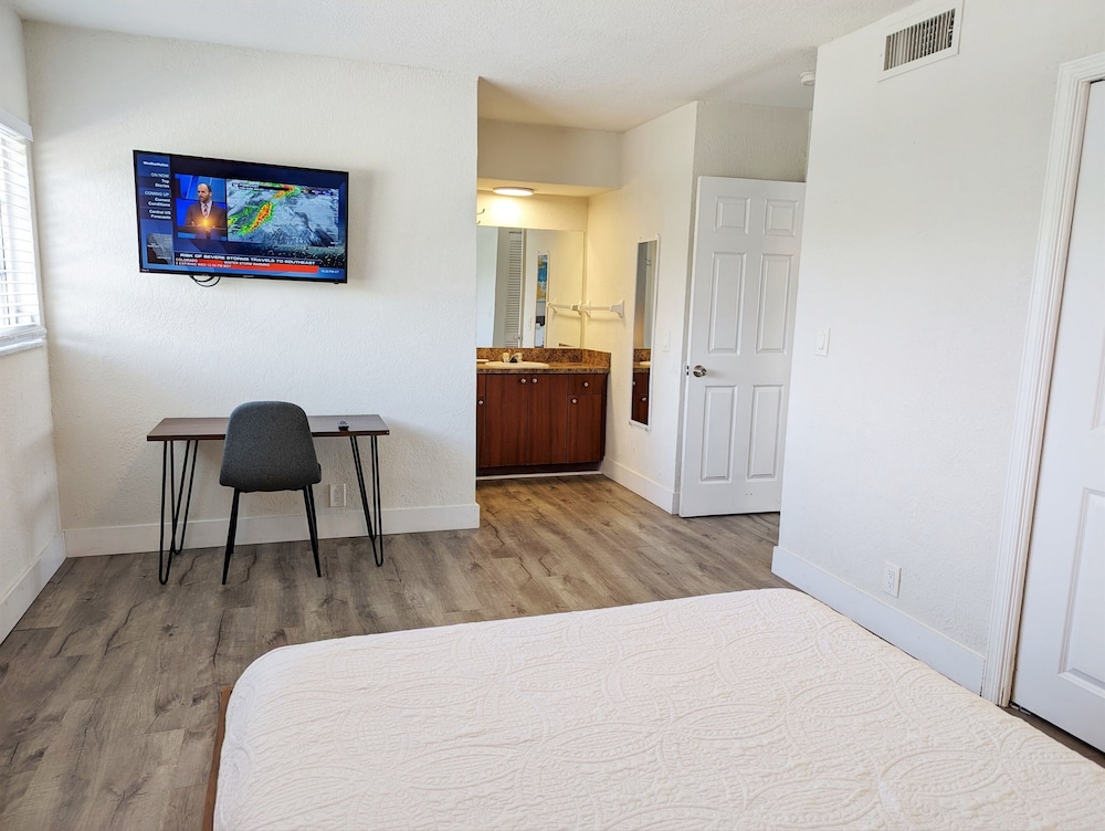 1br Beach Walk With Pool 201 | Sleeps Up To 4 - Boca Raton, FL