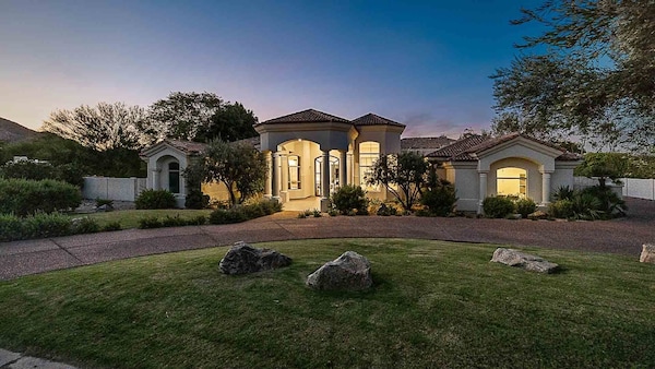 Manor Retreat- Sprawling Property W/ Pickleball, Guest House, And Gorgeous Pool! - Scottsdale, AZ