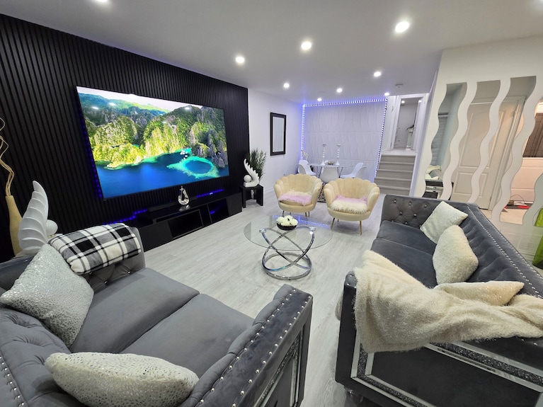 The Cinema House: 98" Theater I Near Airport I Bbq I Luxury Home - Mississauga