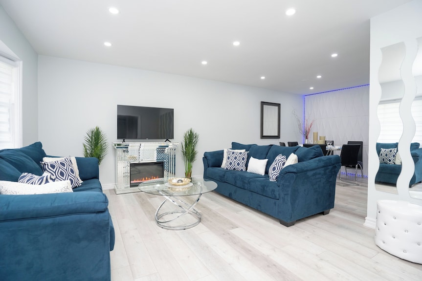 Executive Modern Home With Backyard Oasis Close To The Airport - Brampton