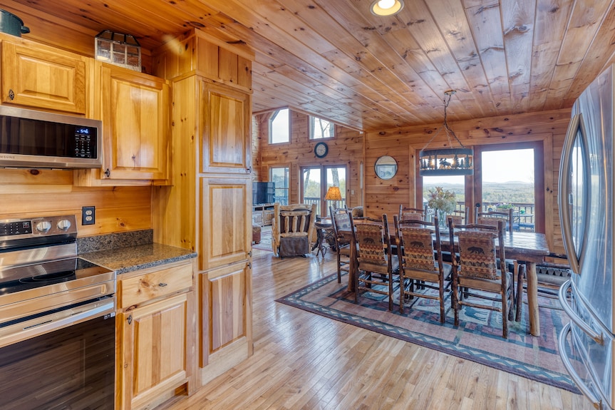 Lake Blue Ridge Cabin! Kayaks, Hot Tub, Mountain Views, Fenced Yard, Paved Roads - Blue Ridge, GA