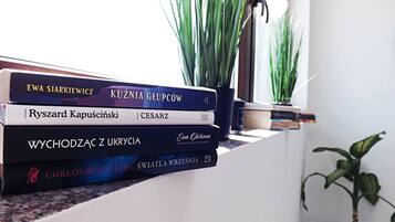 Uma pilha de livros numa estante.