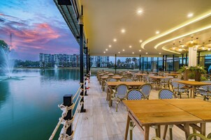 Café da manhã com buffet todos os dias (THB 250 por pessoa) 