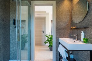 Quarto casal ou duplo família | Banheiro | Chuveiro, chuveiro com efeito de chuva, secador de cabelo, bidê