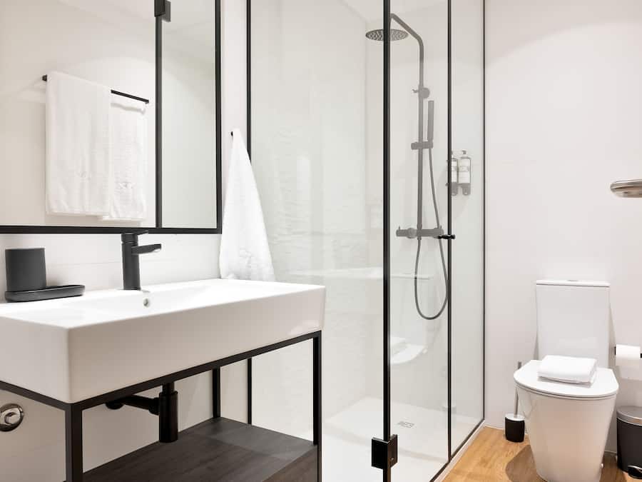 Apartamento Superior, vista para o pátio | Casa de banho | Um polibã, um chuveiro fixo, um secador de cabelo, toalhas fornecidas