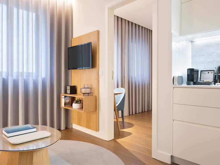 Apartamento Superior, vista para o pátio | Sala de estar | Smart TV de 28 polegadas com canais por cabo, televisor