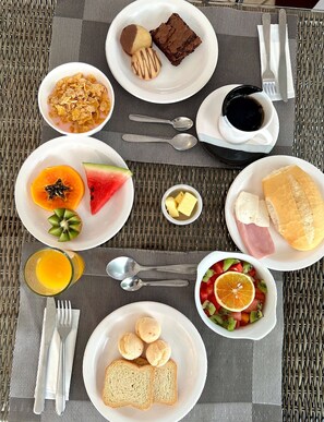 Pequeno-almoço tipo buffet diário incluído 