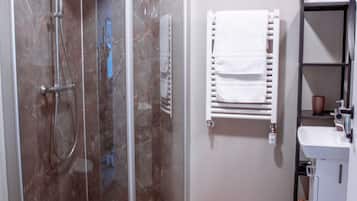 Quarto standard | Banheiro | Chuveiro, secador de cabelo, toalhas de banho, sabonete