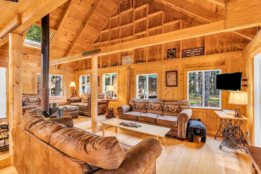 Private Island For Family Adventure! Cozy Cabins, Boating, Swimming, Memories! - Maine