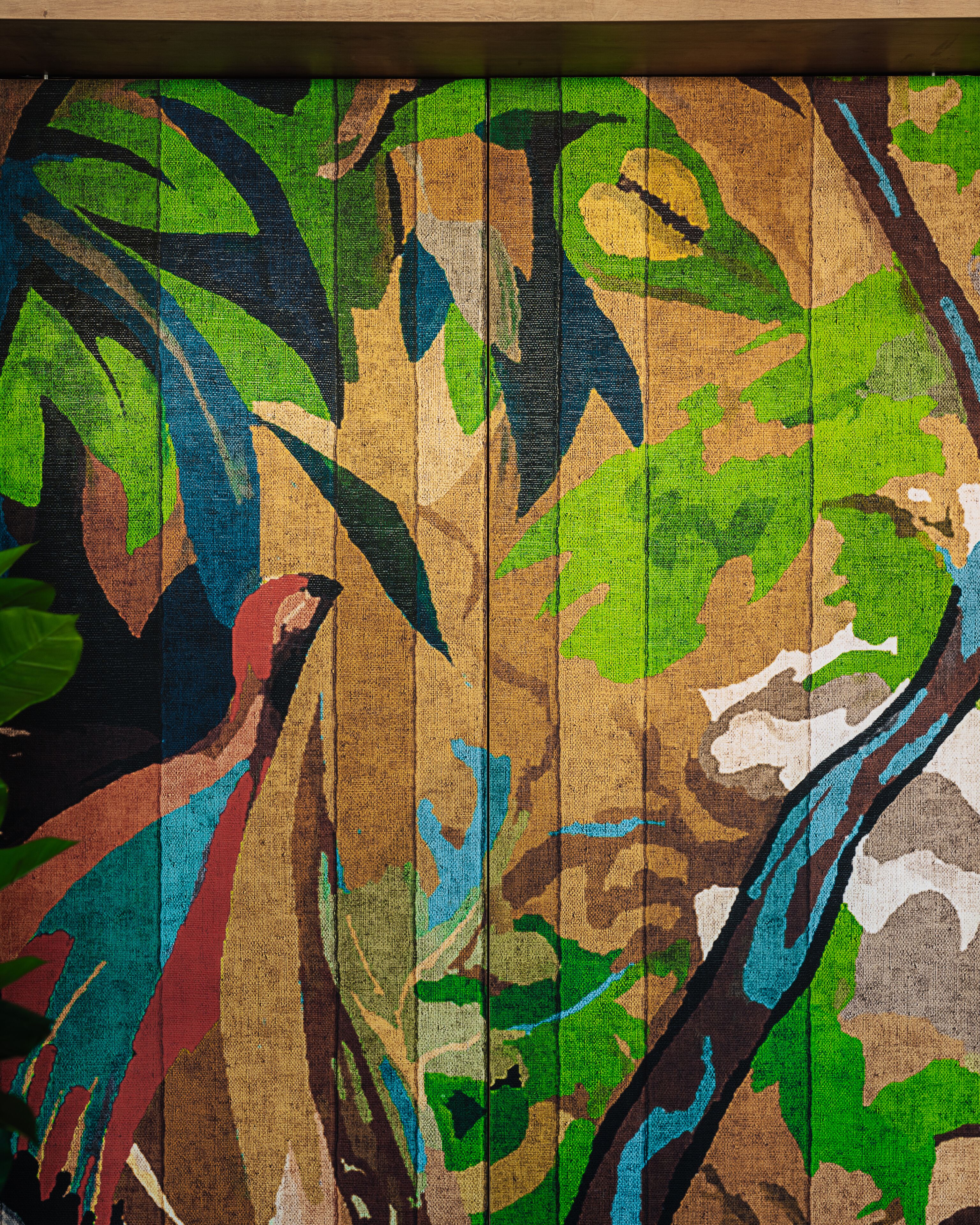 Uma obra de arte em mosaico detalhada, com diversas cores e padrões.