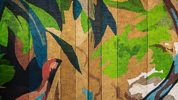 Uma obra de arte em mosaico detalhada, com diversas cores e padrões.