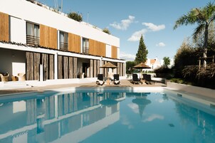 Piscina exterior, guarda-sóis, espreguiçadeiras 
