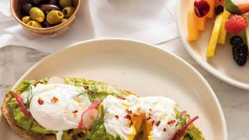 Café da manhã com buffet todos os dias (MXN 550 por pessoa)