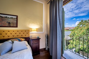 Cofres nos quartos, escrivaninha, cortinas blackout