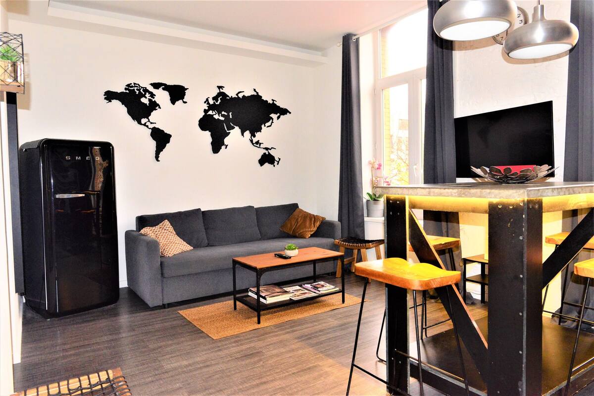 Uma sala de estar moderna com sofá, mesa de centro e um mapa-múndi na parede.