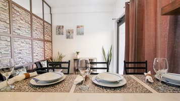 Apartamento Standard | Kitchenette privada | Um frigorífico/congelador grande, um micro-ondas, uma placa de cozinha