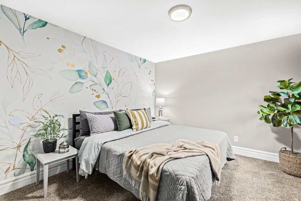 Prime Location! King Bed Near Mt. Clemens Downtown - Fraser, MI