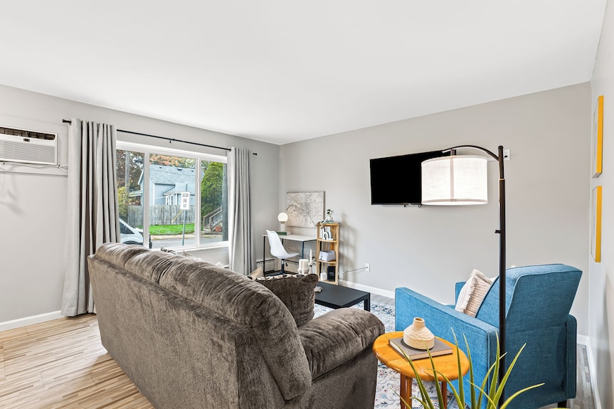 Quiet Cozy End Unit Near Mt. Clemens Downtown - Sterling Heights, MI