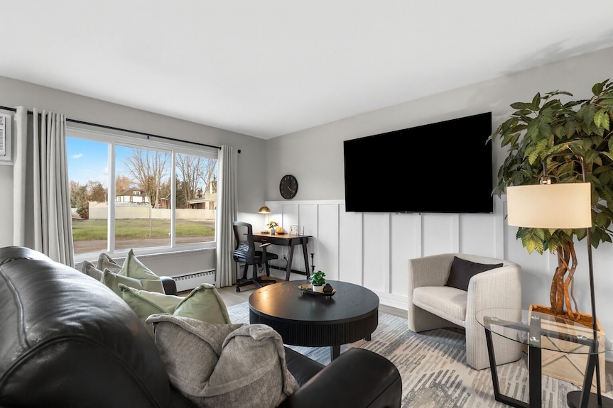 Cozy 1br By Downtown Mt.clemens | Hollywood Suites - Sterling Heights, MI