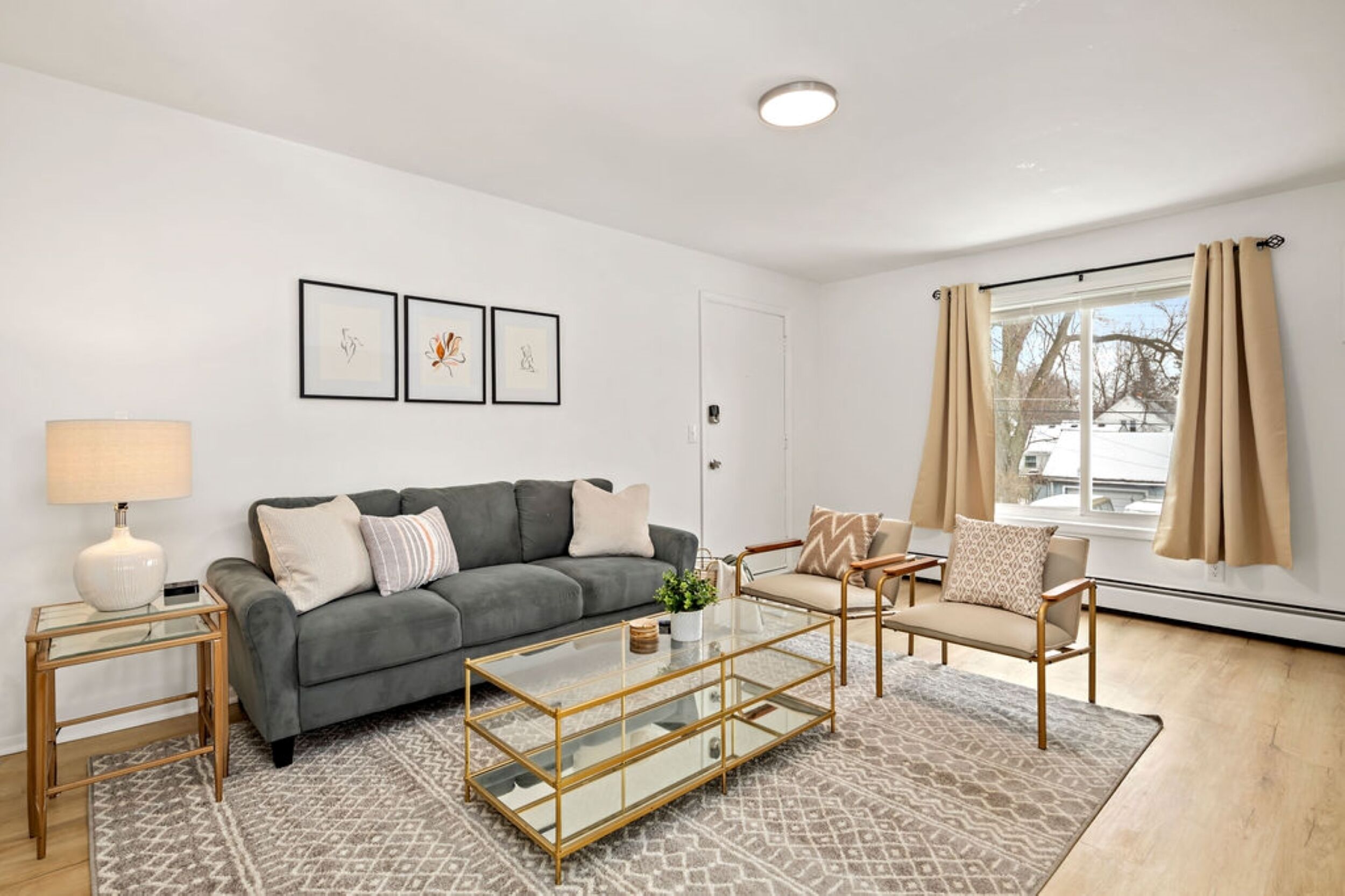 2nd Floor, Corner Unit Ft. King Bed + Workspace - Fraser, MI